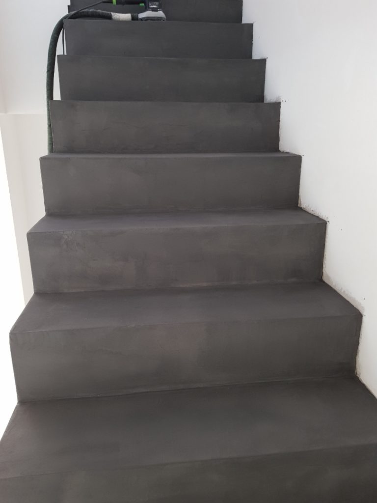 Bel Escalier à Paillasse Un Quart Tournant En Béton Ciré Vernis Mat