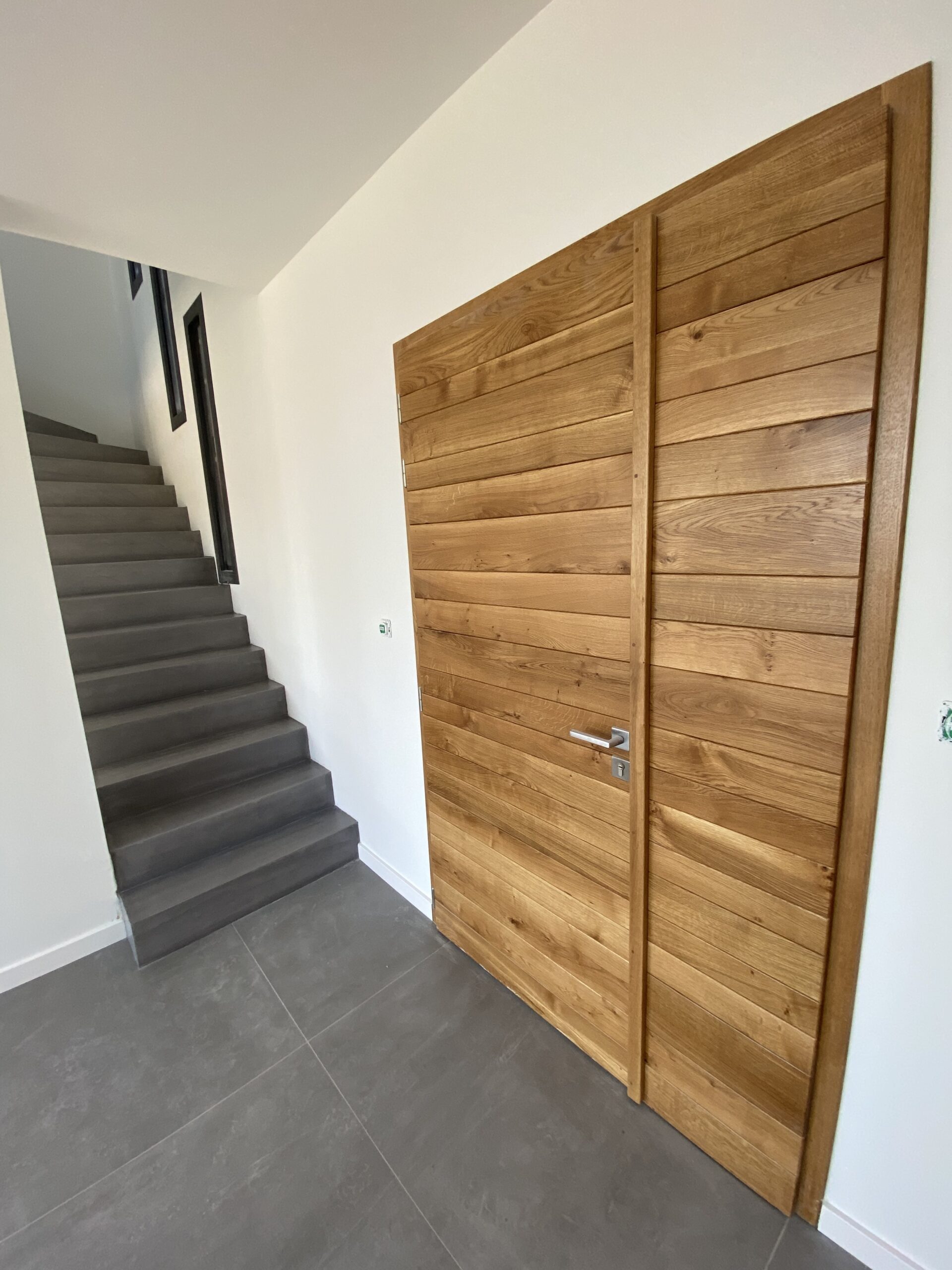 Escalier à paillasse intérieur d'une maison individuelle en béton ciré ...