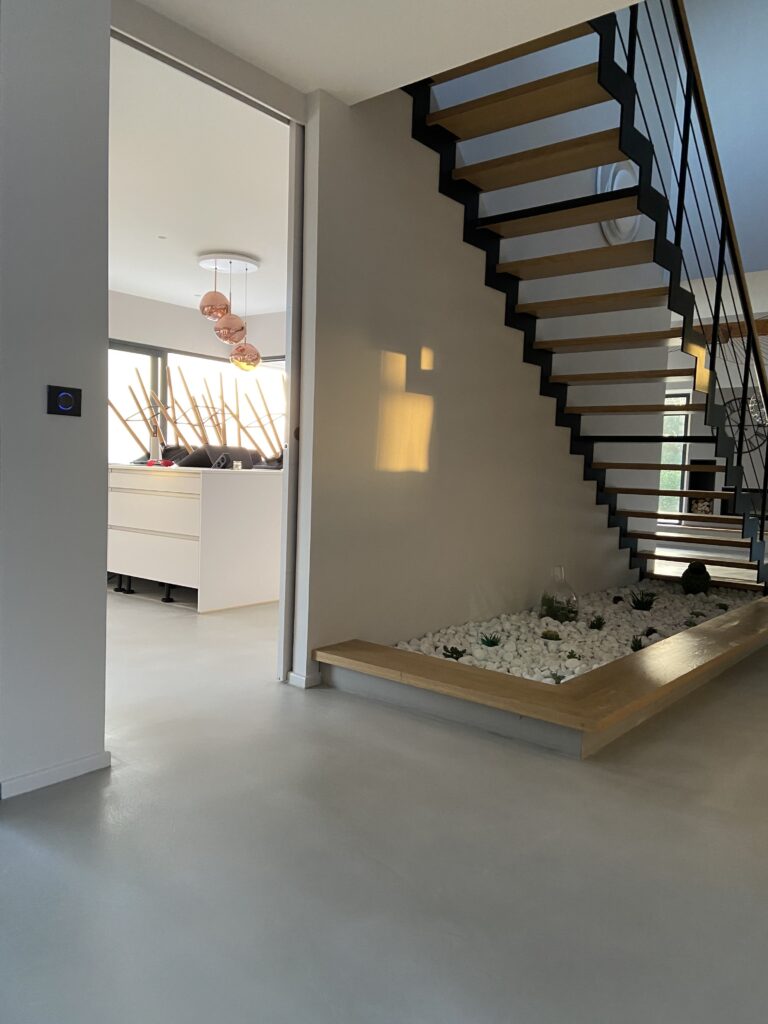 Pose d'un sol intérieur d'une maison en béton ciré - Scal'in Béton ciré