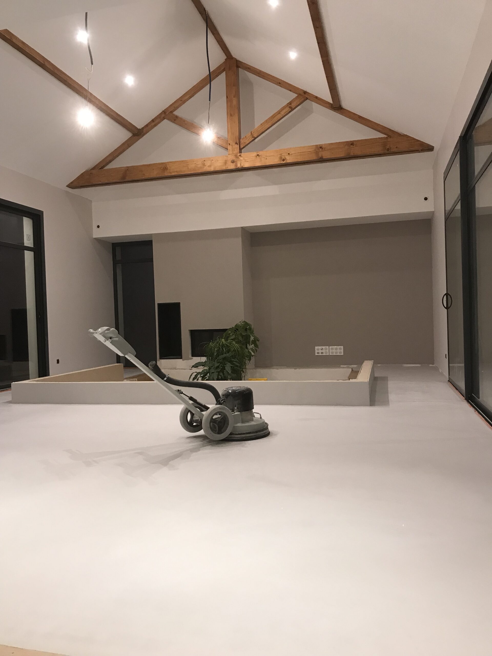 Pose d'un sol intérieur d'une maison en béton ciré - Scal'in Béton ciré